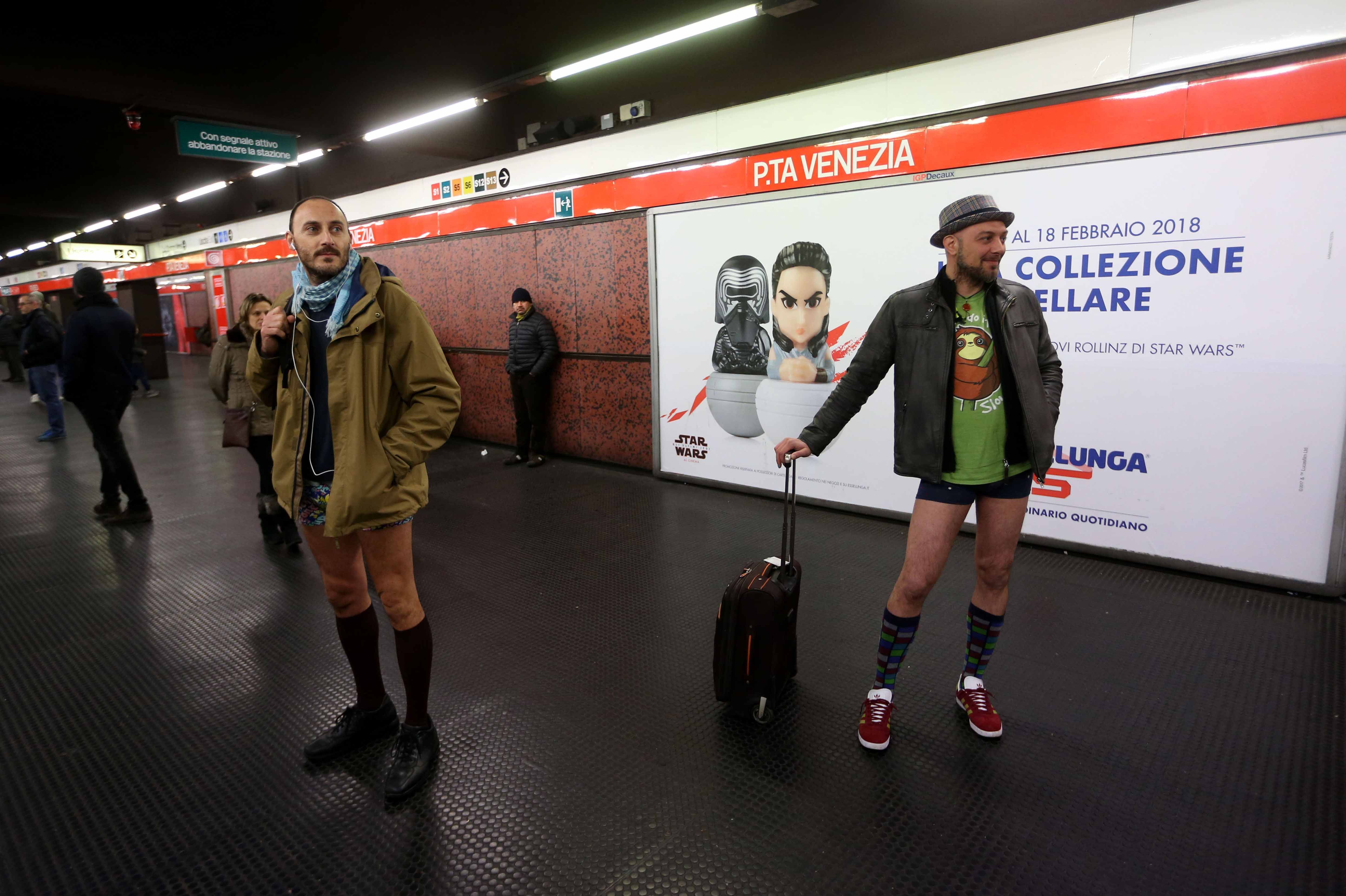 No Pants Day 2018: senza pantaloni in metropolitana. Le Foto | Radio Deejay