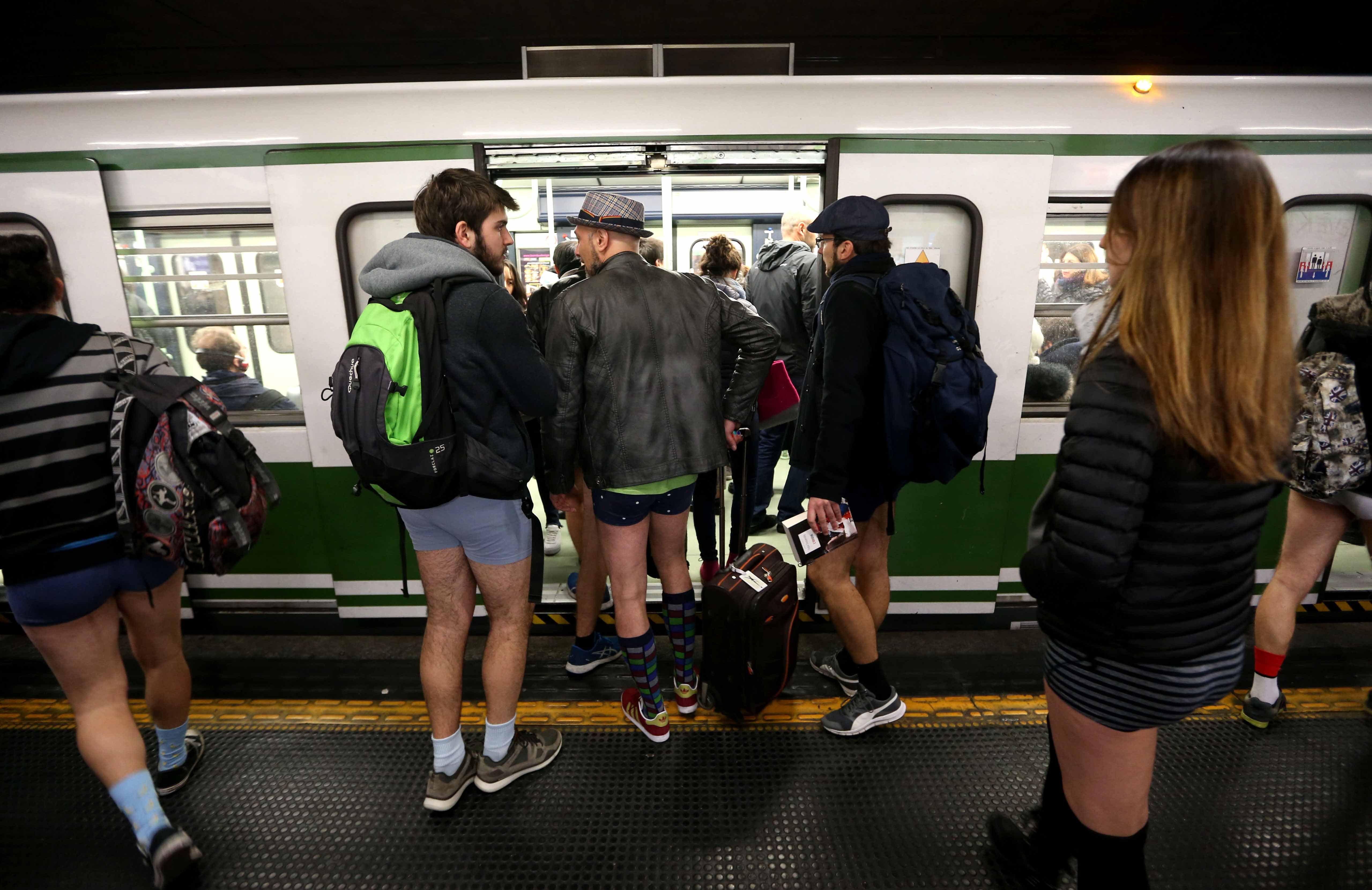 In metropolitana senza pantaloni: anche Milano celebra il "No Pants Day ...