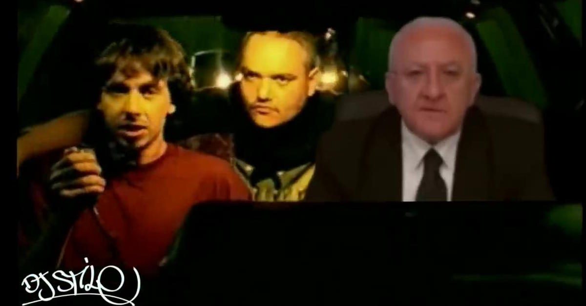 De Luca canta "Quelli che benpensano". Ecco il governatore nei panni di ...