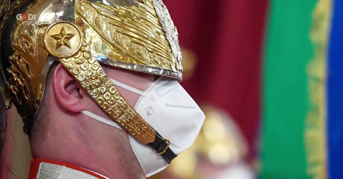 "Ma come fa a respirare così?", e il corazziere del Quirinale risponde ...