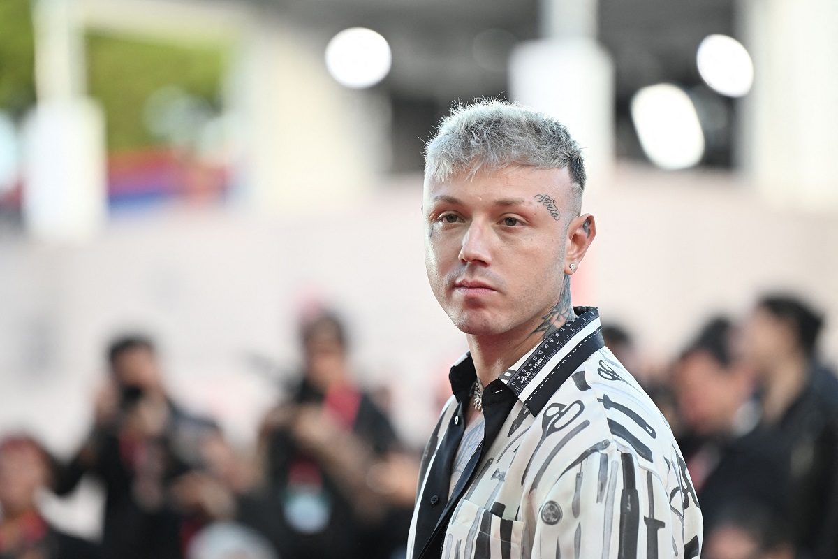 Lazza a Venezia, il look al Festival | Radio Deejay