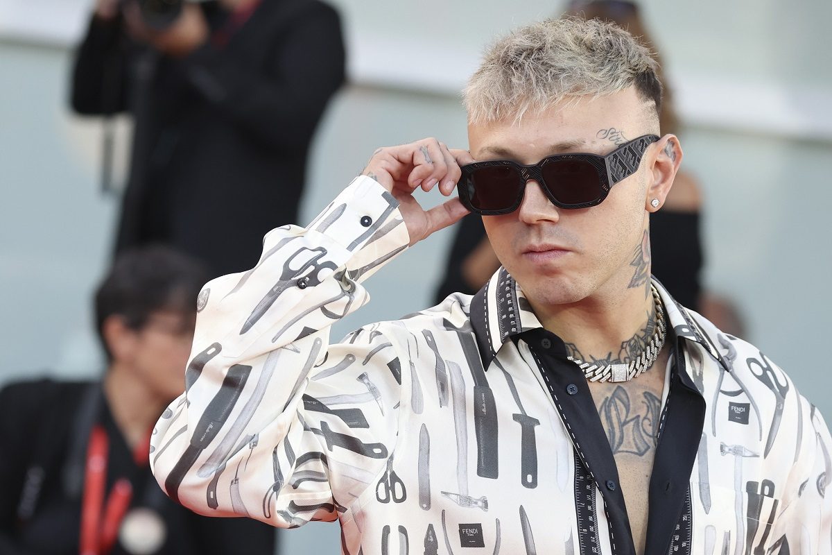 Lazza a Venezia, il look al Festival | Radio Deejay